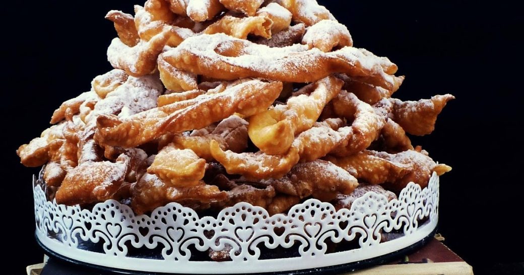 Вергуни з пилу-жару, присипані цукроваю пудрою. Рецепти улюбленого ...